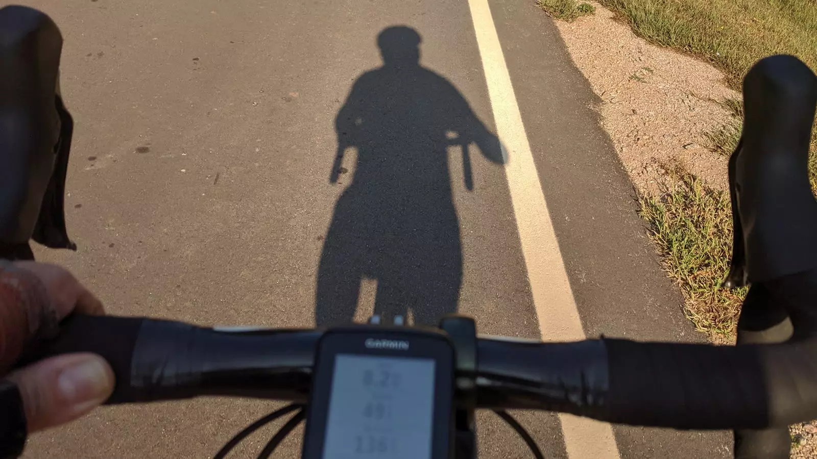 人行道上騎自行車的人的影子。