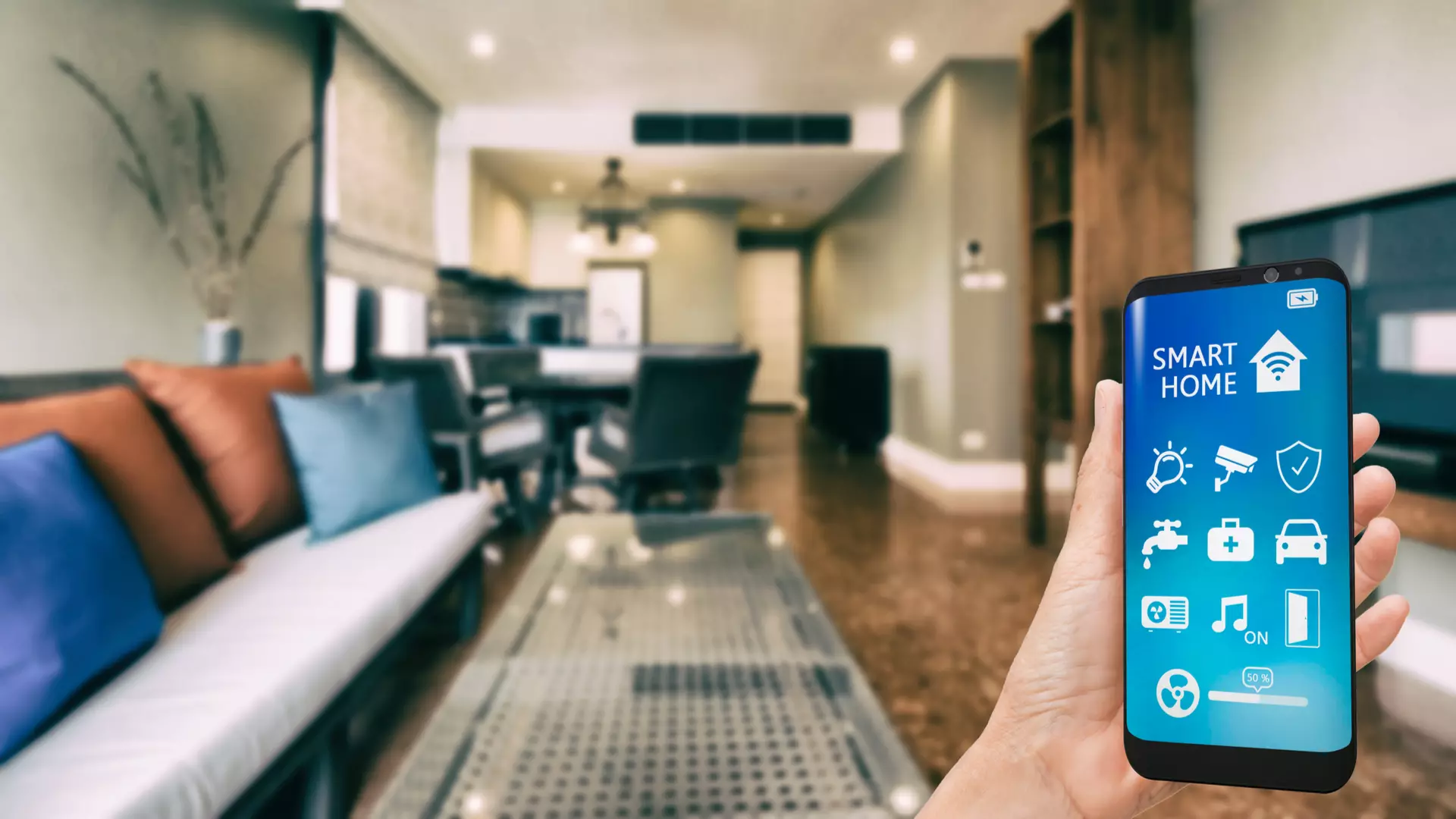 Мобилни телефон са апликацијом Смартхоме концепт технологије даљинског управљања за аутоматизацију интелигентне куће