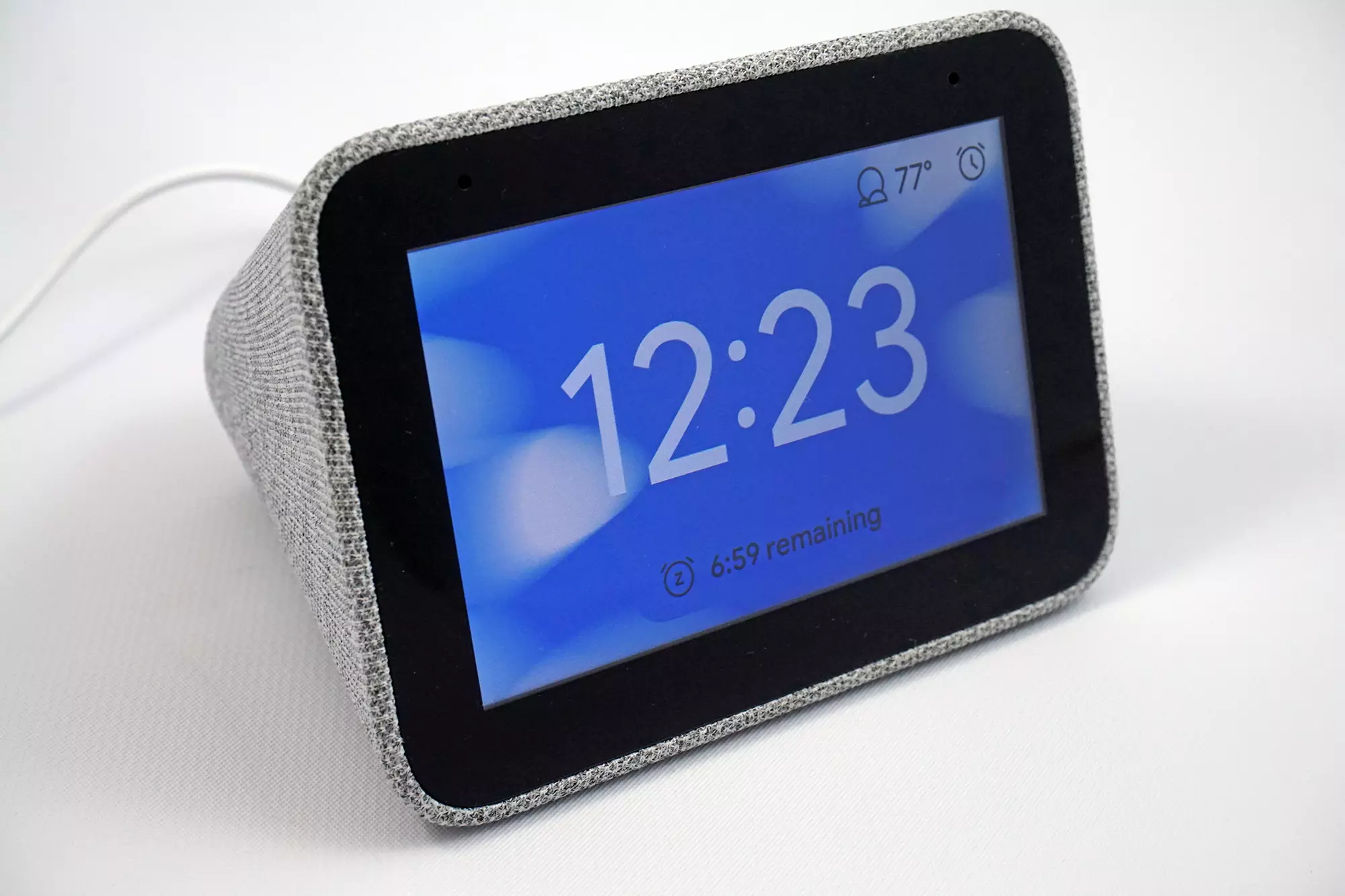 Usa ka Lenovo Smart Clock nga nagpakita sa oras sa usa ka asul nga background.