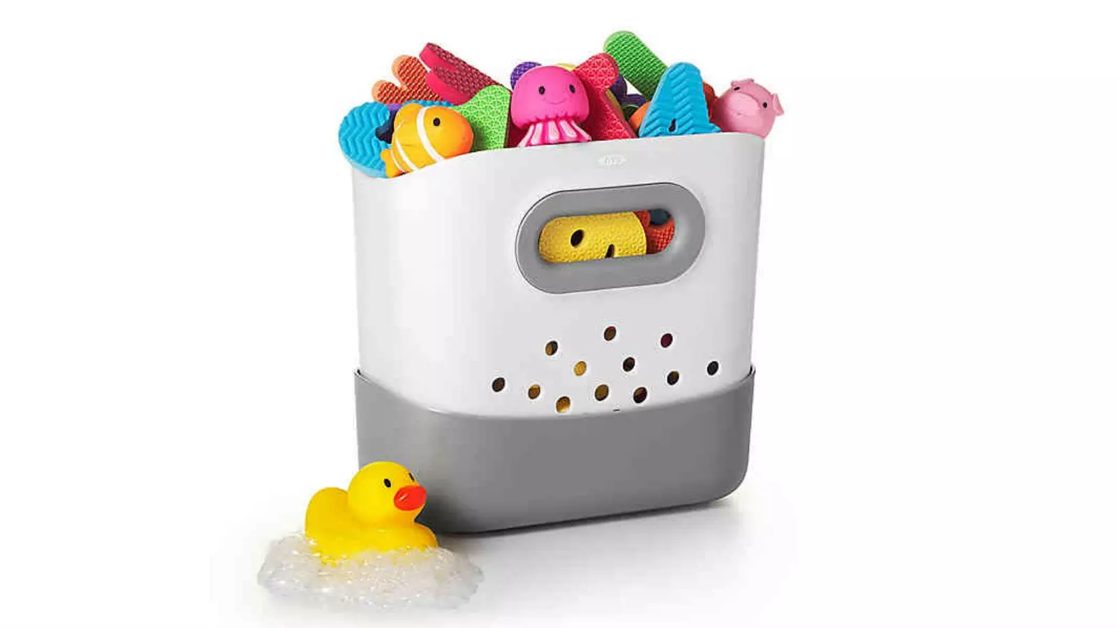 ایک ربڑ کی بطخ ایک OXO Tot Stand Up Bath Toy Bin کے پاس بیٹھی ہے جو نہانے کے کھلونوں سے بھری ہوئی ہے۔