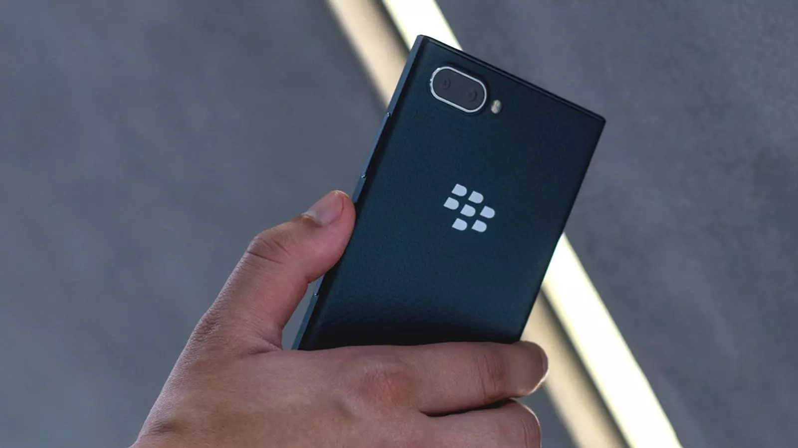 Di adeus aos teclados de hardware: TCL xa non fará teléfonos BlackBerry