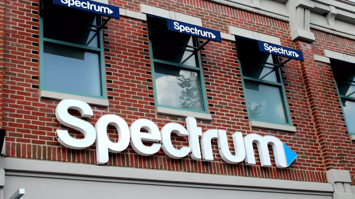 Logo Spectrum di sisi bangunan bata
