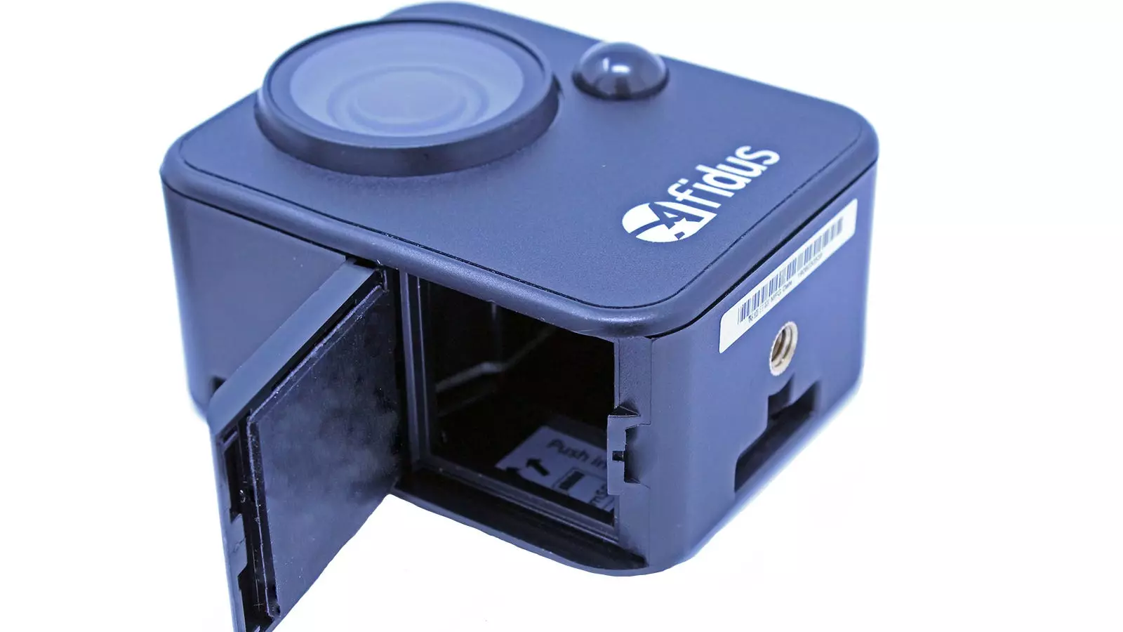 Die Afidus-kamera op sy sy met die batterye uitgehaal, wat die microSD-kaartgleuf wys.