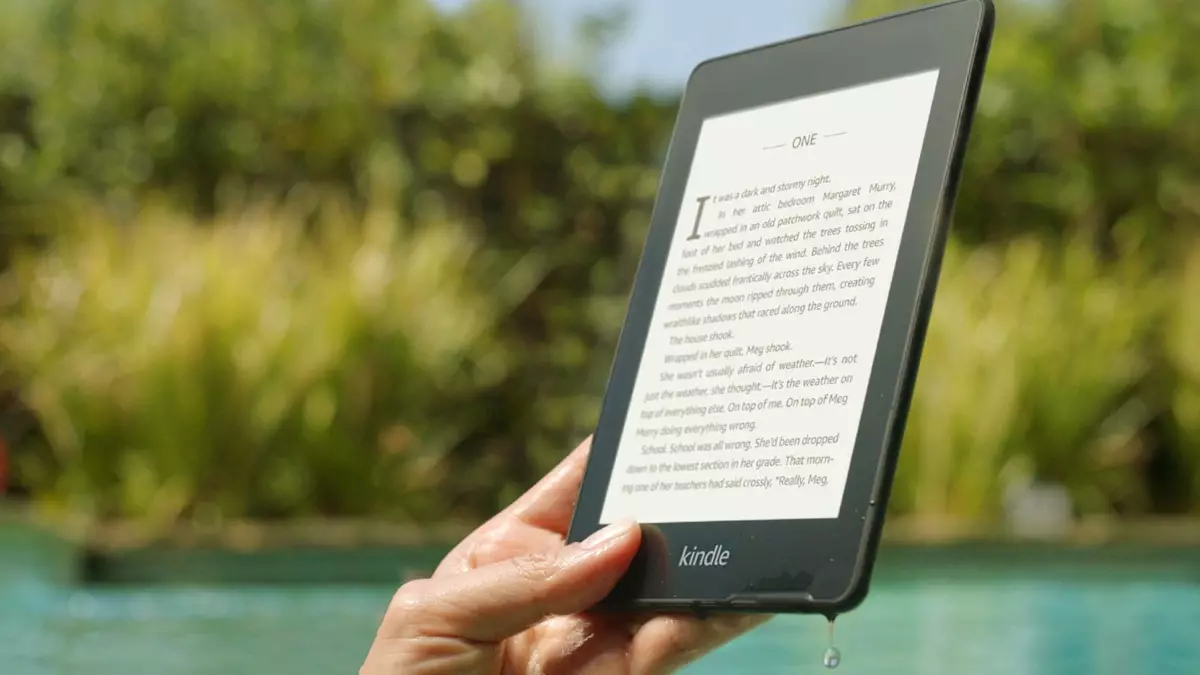 Amazon Kindle Paperwhite በውሃ ይንጠባጠባል።