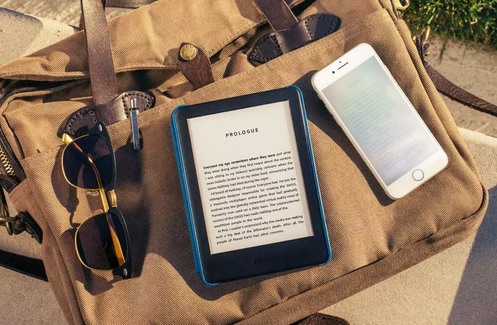 Amazon Kindle, показан на пряка слънчева светлина.