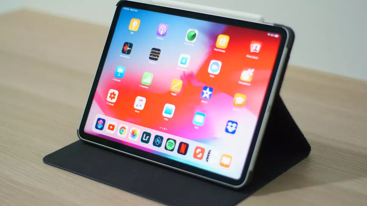 Um iPad Pro em uma capa estilo fólio.