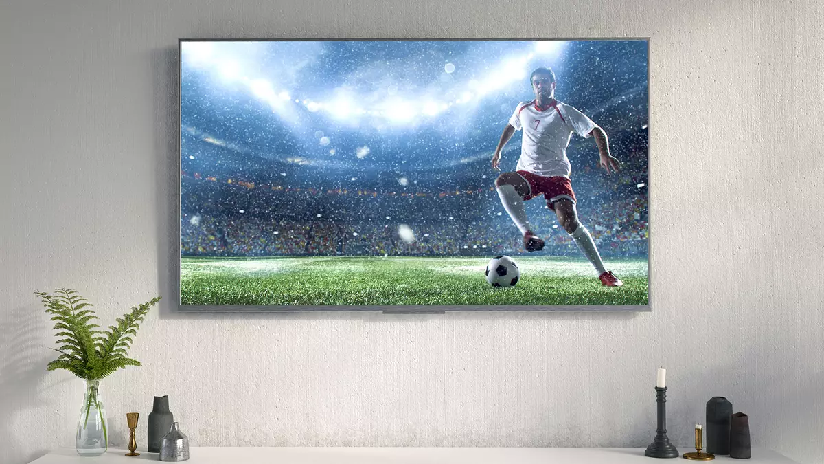 Impozantní a nákladně vypadající 8K TV visí v obývacím pokoji.