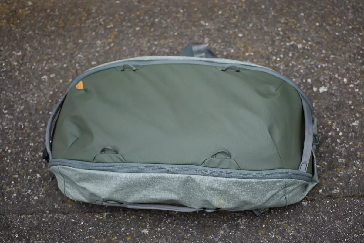 Peak Design 65L Duffelpack Review: Многофункционална хибридна чанта, която прави точно това, за което е предназначена