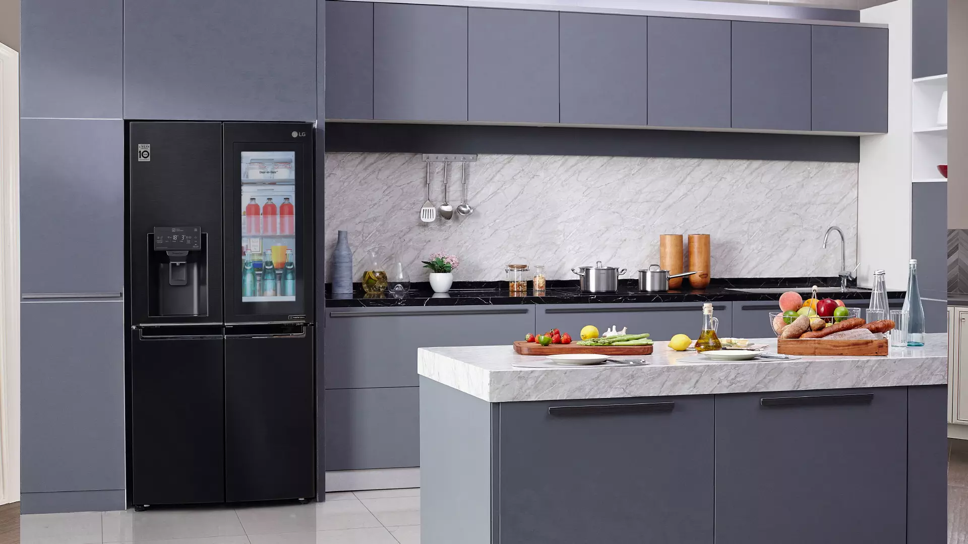 Et Samsung smart køleskab i et køkken.