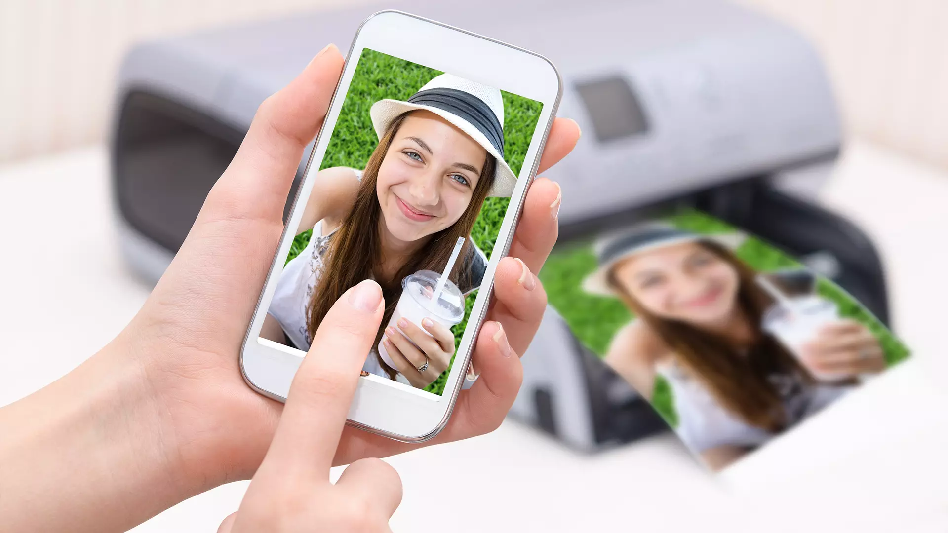 Një grua që printon selfie nga një printer fotografish.