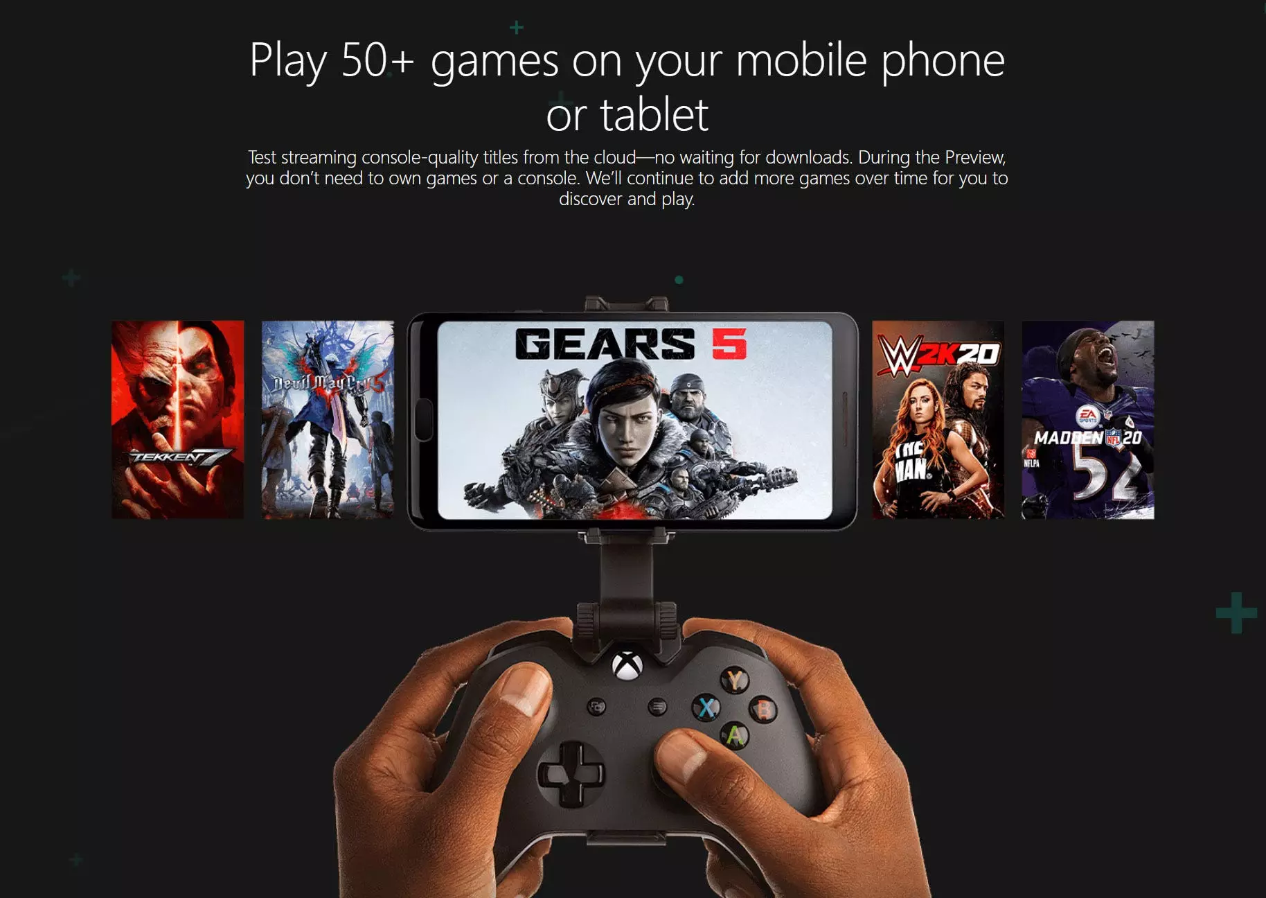 um controlador de jogo Xbox com um telefone conectado.