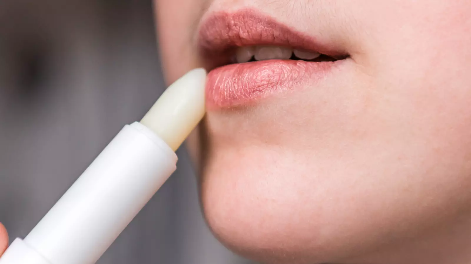 9 лучших бальзамов для губ от потрескавшихся губ