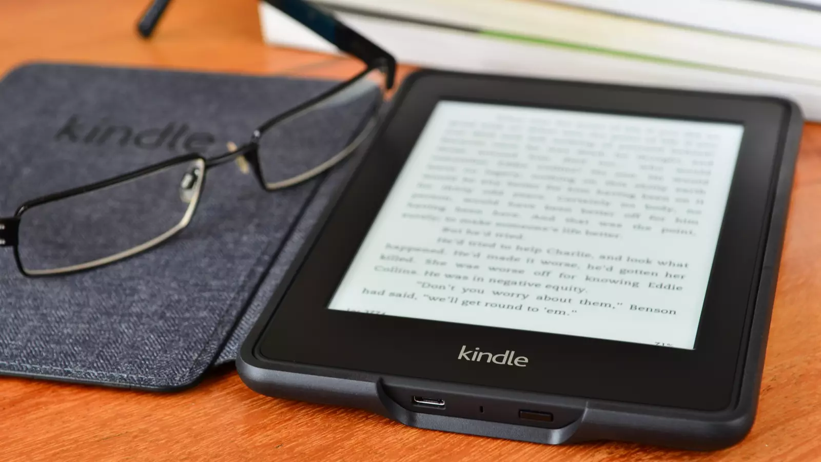 شيشي جو هڪ جوڙو هڪ Kindle e-Reader تي آرام ڪري رهيو آهي.