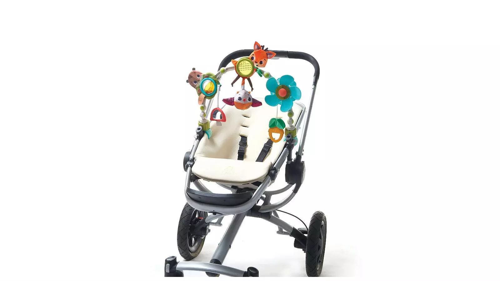 De Tiny Love Musical Nature Stroller Toy is vastgemaakt aan een kinderwagen.