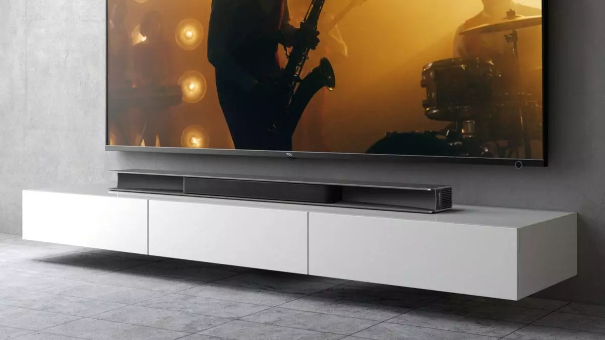 Soundbar TCL Alto 9 Plus bên dưới TV trong phòng khách