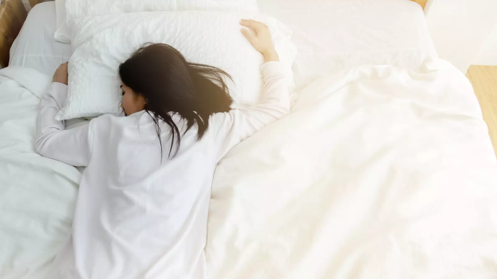 12 چیزیں جو آپ کو رات کی بہتر نیند لینے میں مدد کریں گی۔