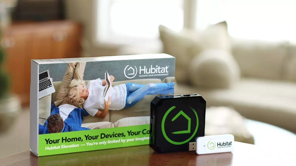 Hubitat Hub, USB памет и кутия в хола.