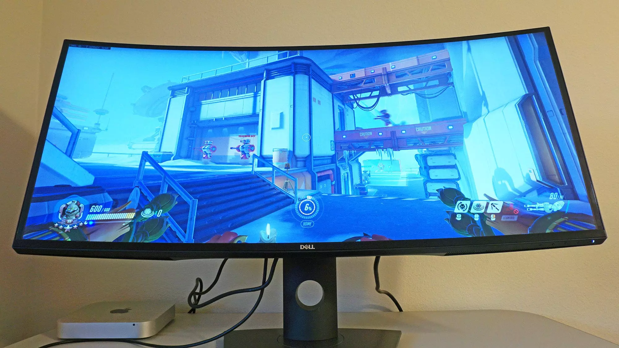 Monitor che mostra Overwatch.