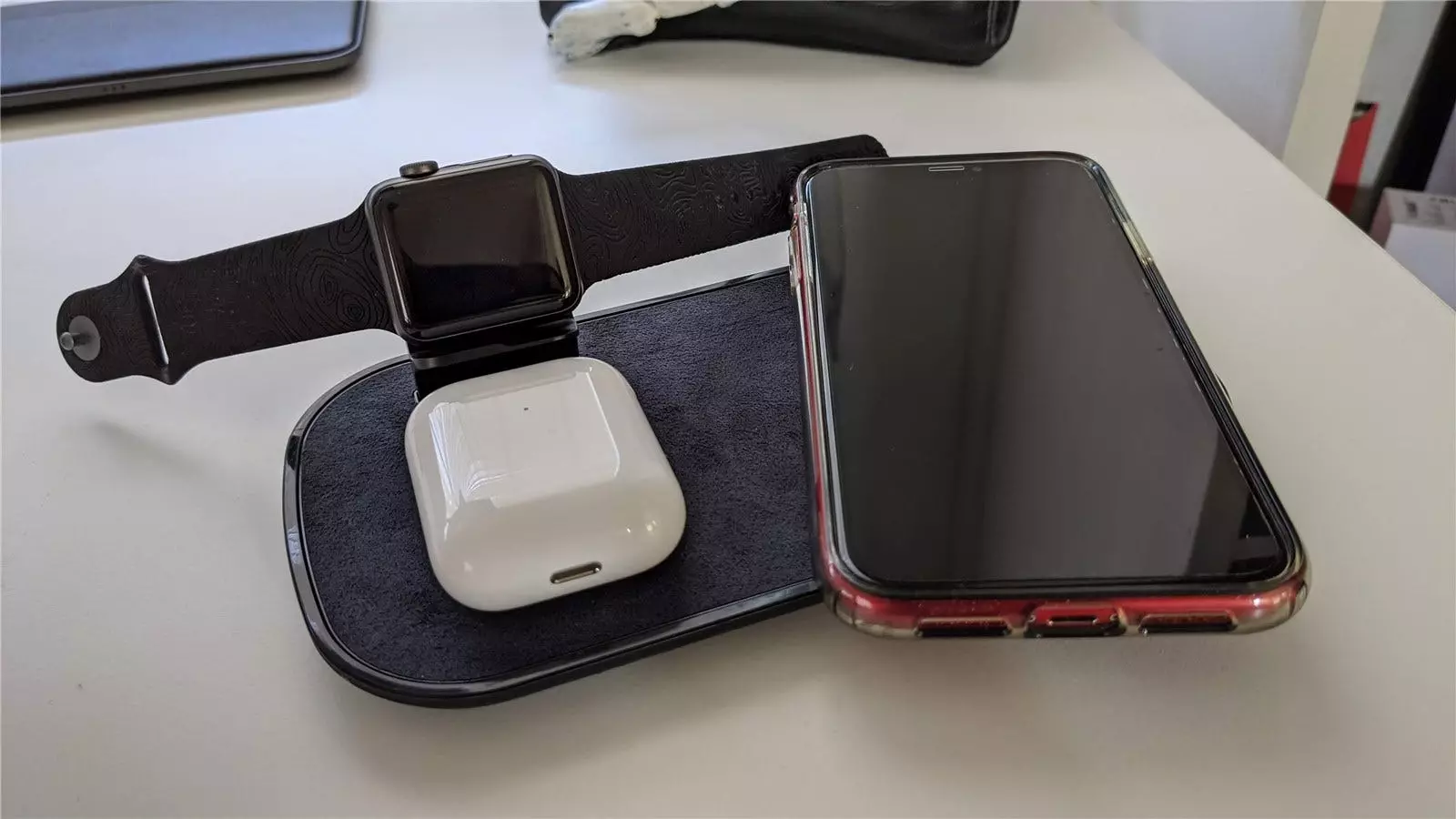 Pad de încărcare fără fir Mophie 3-în-1 cu un Apple Watch, AirPods și iPhone XR pe el