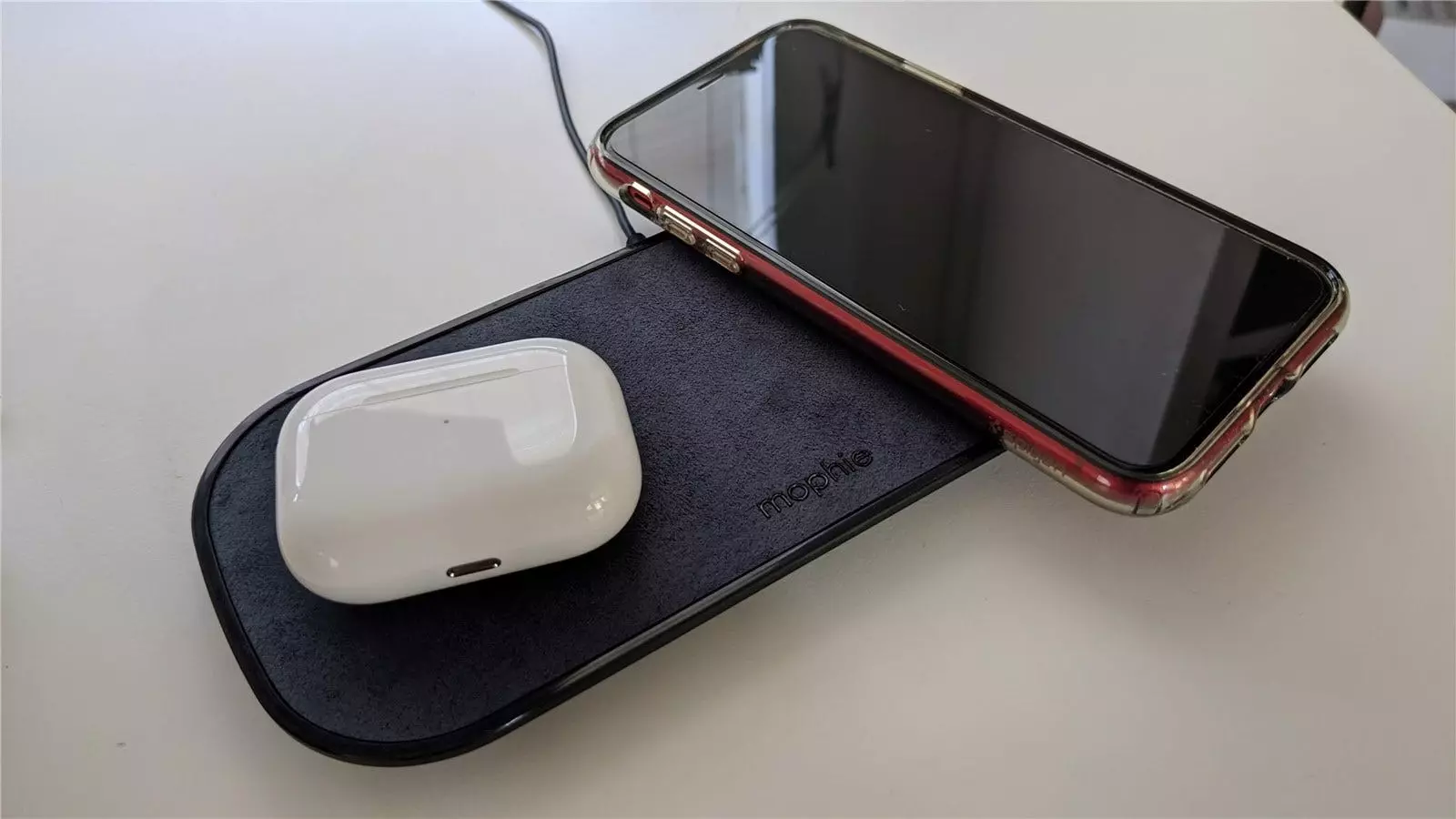 Двойная беспроводная зарядная панель Mophie с AirPods и iPhone XR на ней