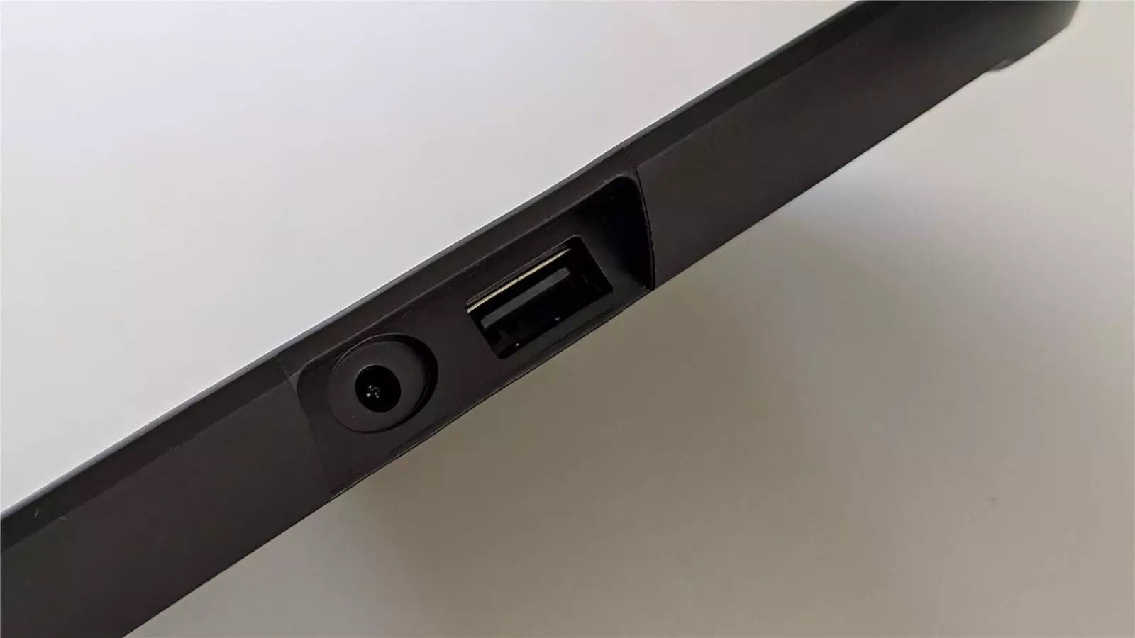 Фирменные порты и порты USB-A на задней панели зарядной панели.