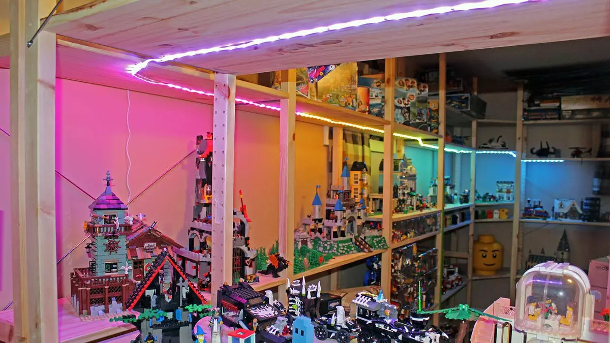Лего тоосгоор дүүргэсэн тавиур, нил ягаан, шар, цэнхэр өнгийн ганц гэрэлтэй тууз.