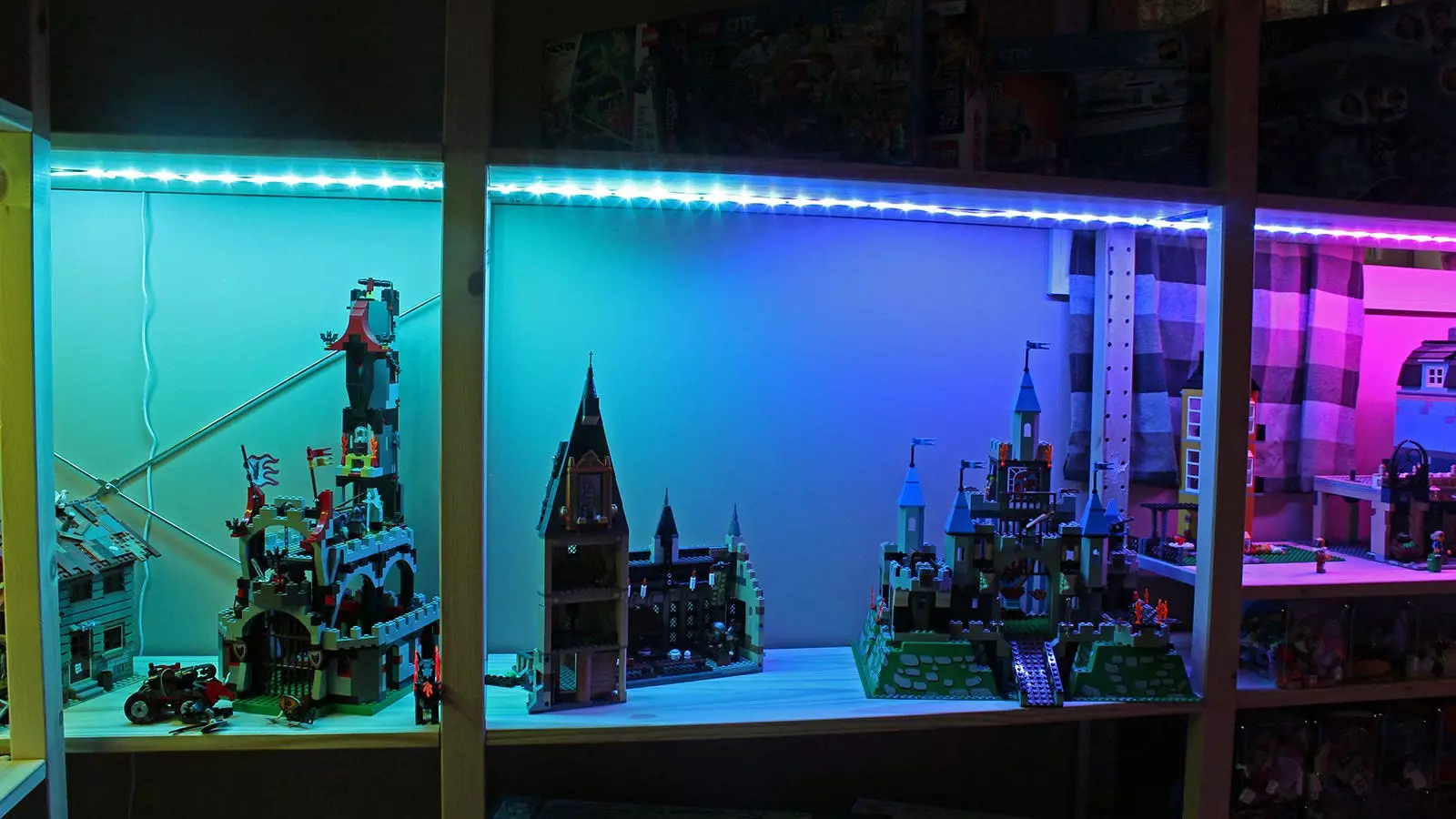 Tri police od lego kockica, jedna sa zelenim svjetlima, jedna s ljubičastom, jedna s ružičastom.