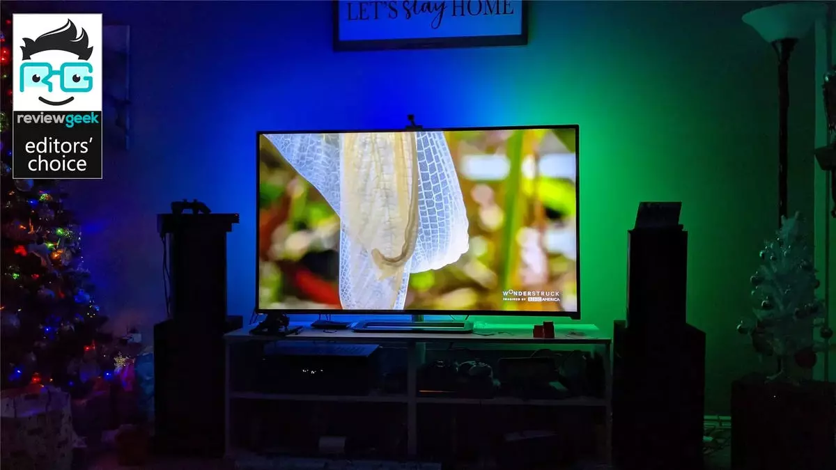 Una stanza buia con l'Immersion che illumina un muro dietro una TV
