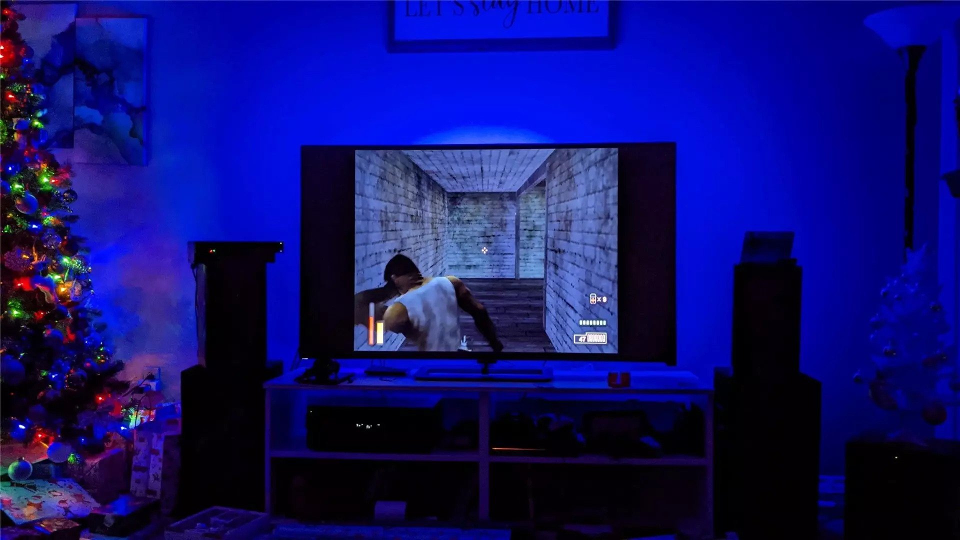 TV에서 The Suffering PlayStation 2 게임과 함께 파란색 색조를 보여주는 Immersion