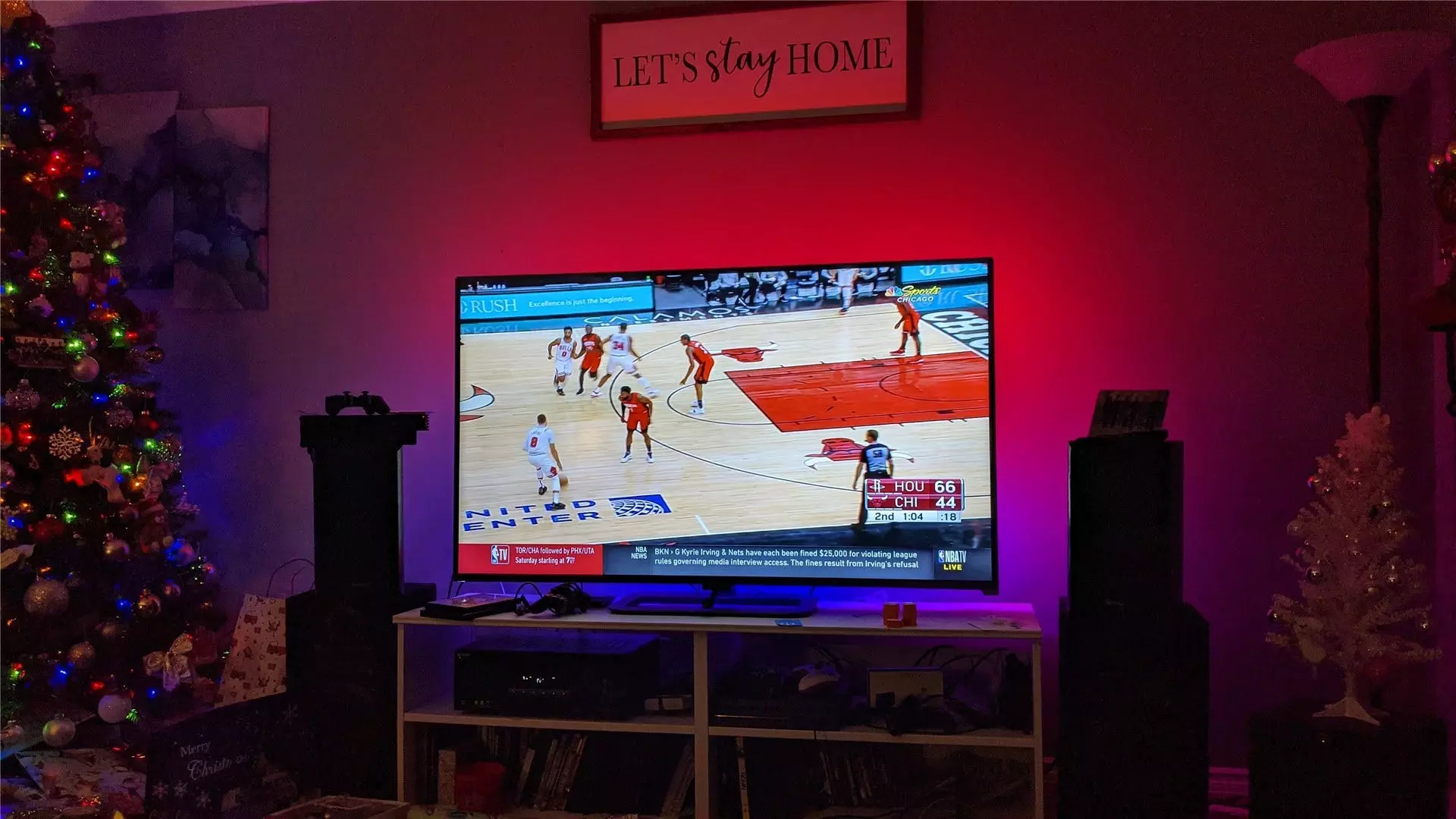 電視上的芝加哥公牛隊籃球比賽，沉浸式播放器顯示紅色和藍色燈光