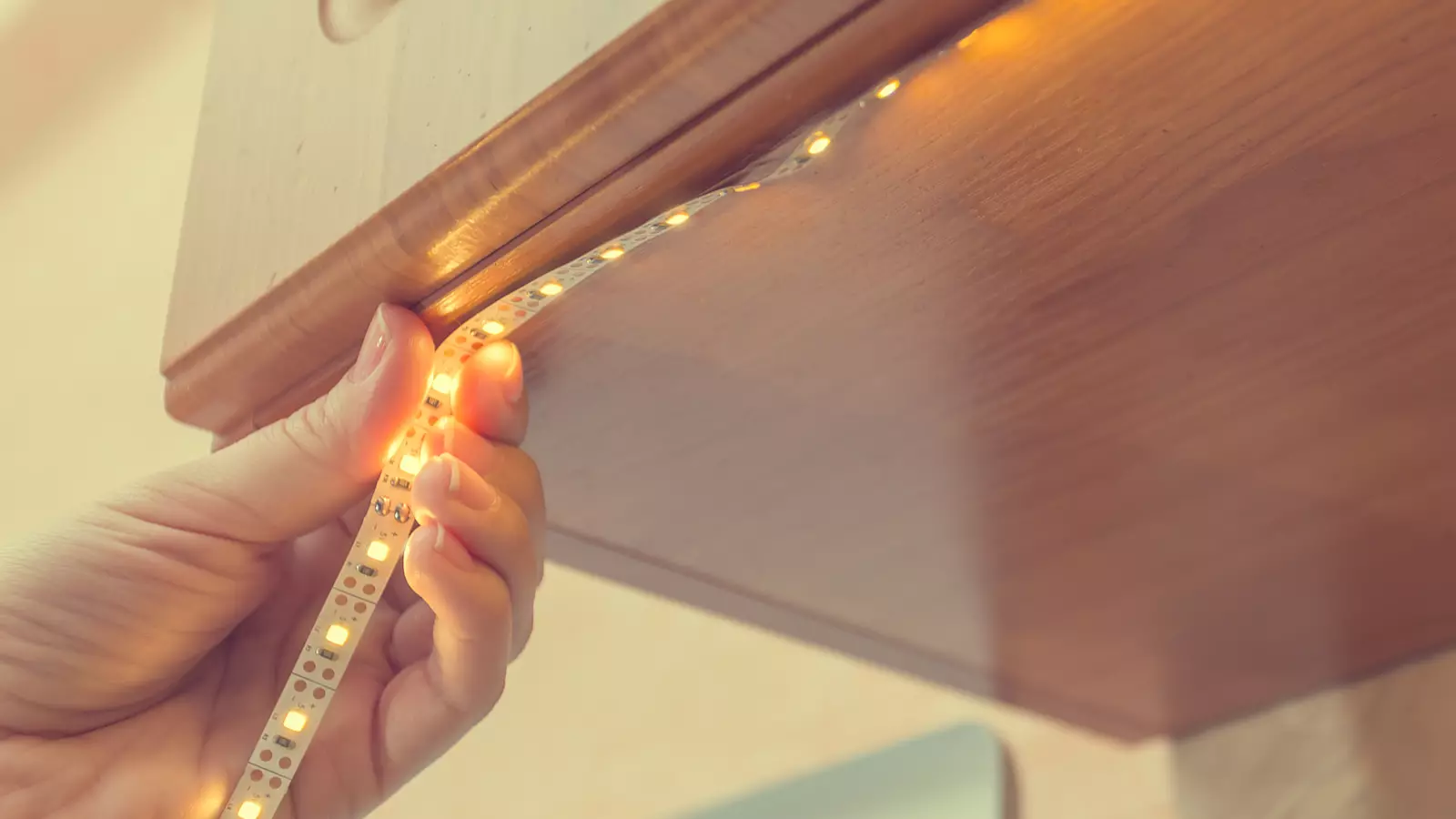 Instali LED-strio-lumadon ĝuste sur kabineto malsupra flanko