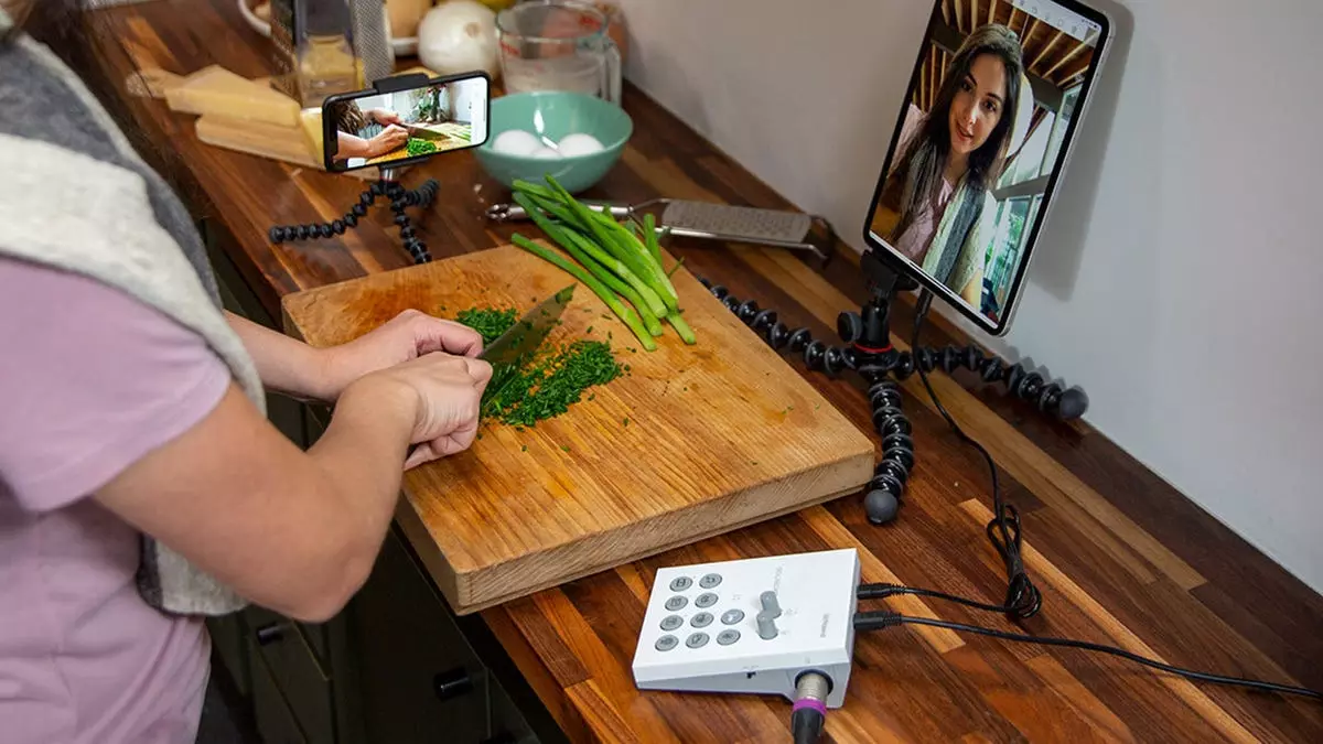 En kvinde, der hakker grøntsager, mens hun streamer live med Roland Go:Livecast