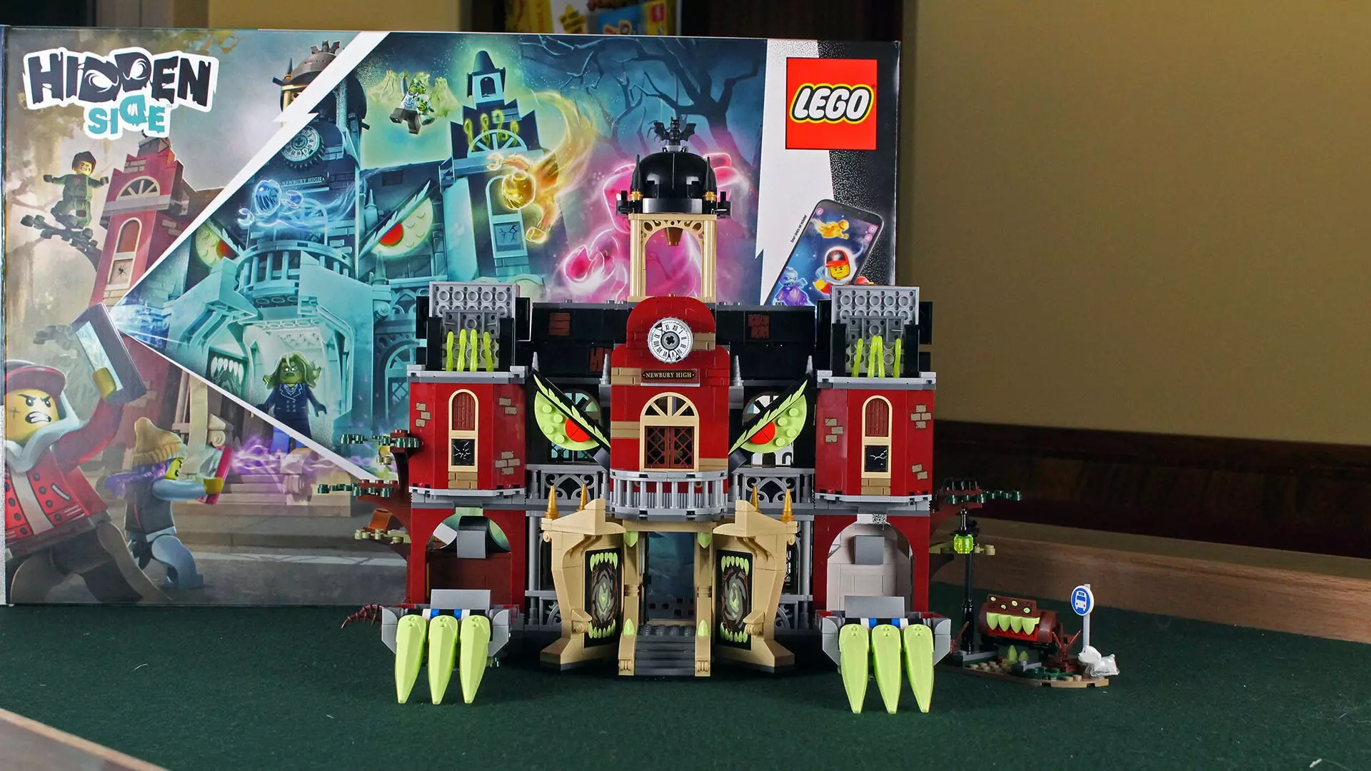 Isikolo samabanga aphakamileyo i-LEGO i-Newbury Haunted ikujika ube yi-Ghostbuster