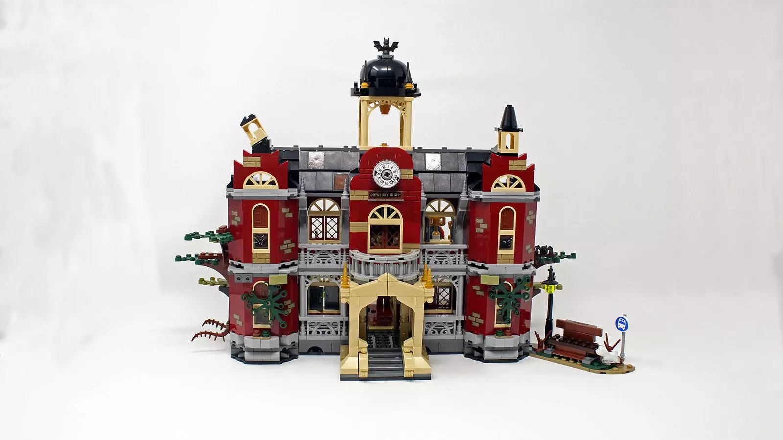 Mặt trước của Newbury High Lego đặt ở chế độ thông thường, có tháp đồng hồ, cây cối và lối vào cổng tò vò.