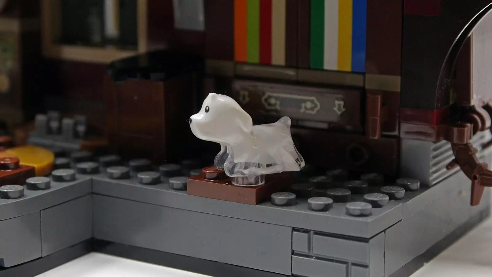 Un mini-fig Ghost Puppy, con bordi traslucidi.