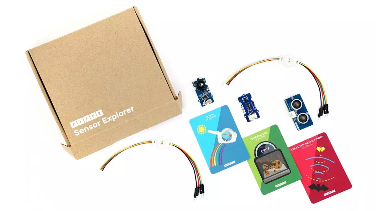 Sensor Explorer -laatikko, jossa on johdotukset, kolme anturia ja kolme kauppakorttia.