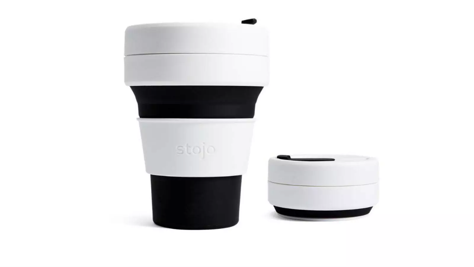 一個 Stojo On the Go 咖啡杯以全尺寸站立，旁邊是一個倒塌的咖啡杯。