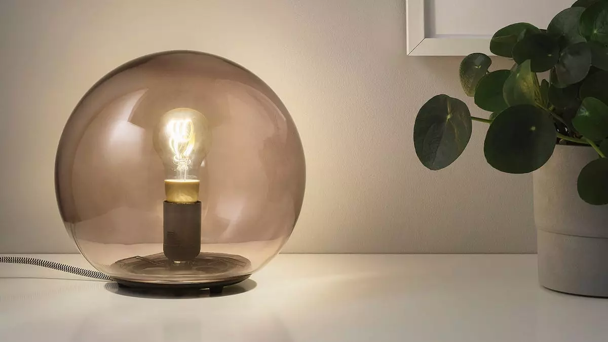 En Edison Style pære inde i en glaslampe.