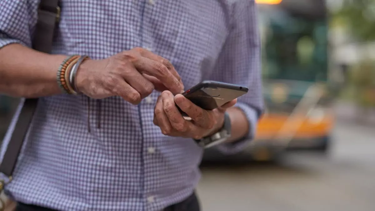 Um homem ao enviar mensagens de texto em um smartphone Teracube