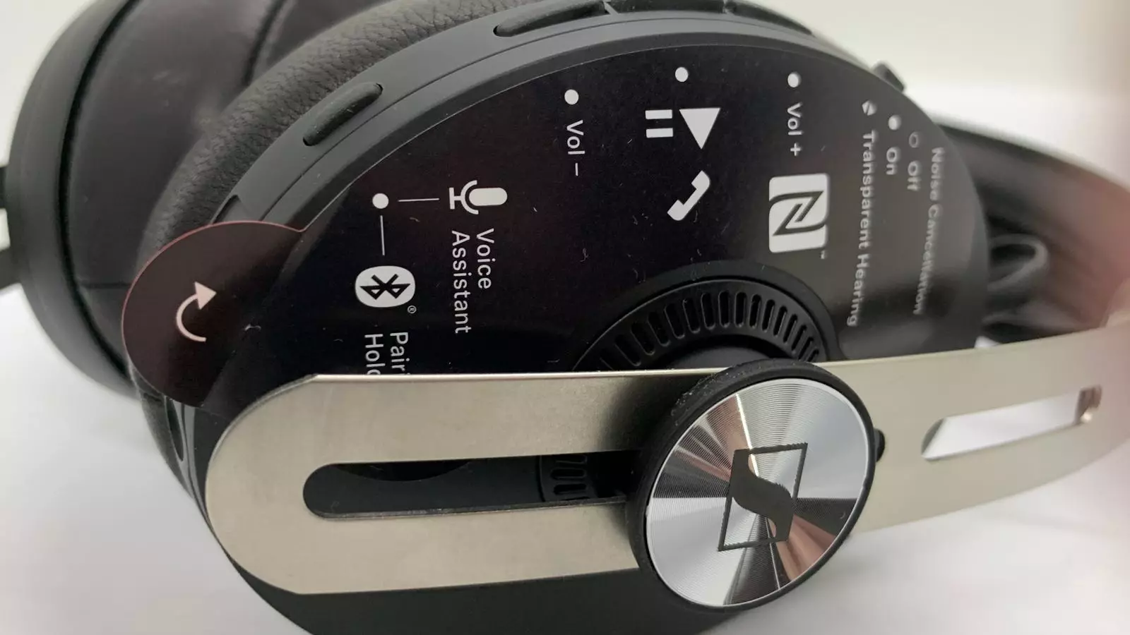 Slika bočne strane slušalice koja prikazuje kontrole
