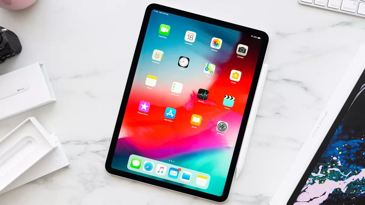 „iPad Pro“ ant gražaus marmurinio stalviršio.