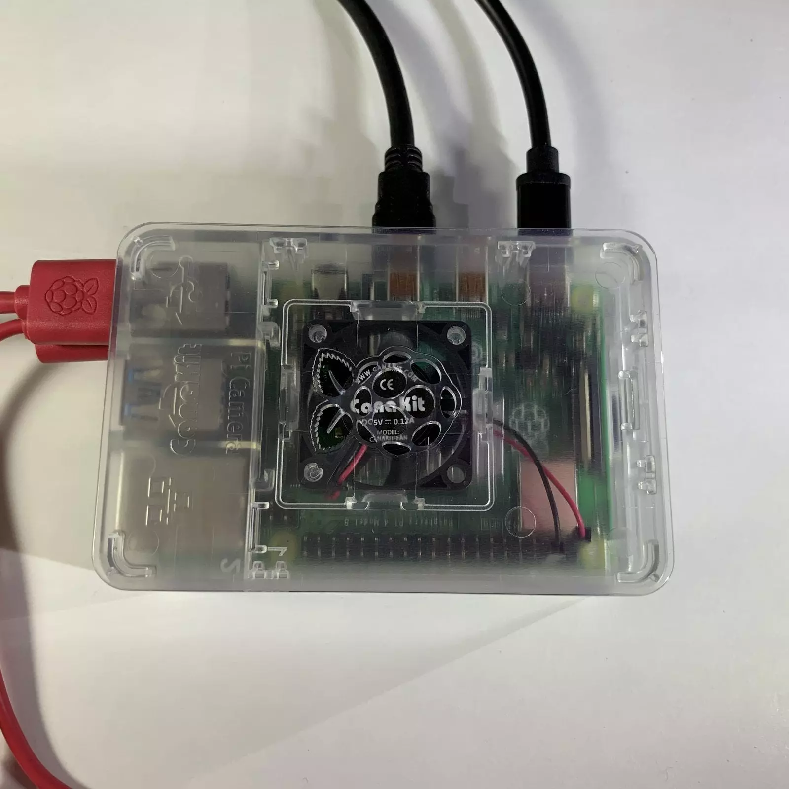 Raspberry Pi کاملاً مونتاژ شده و همه کابل ها به برق متصل شده اند.