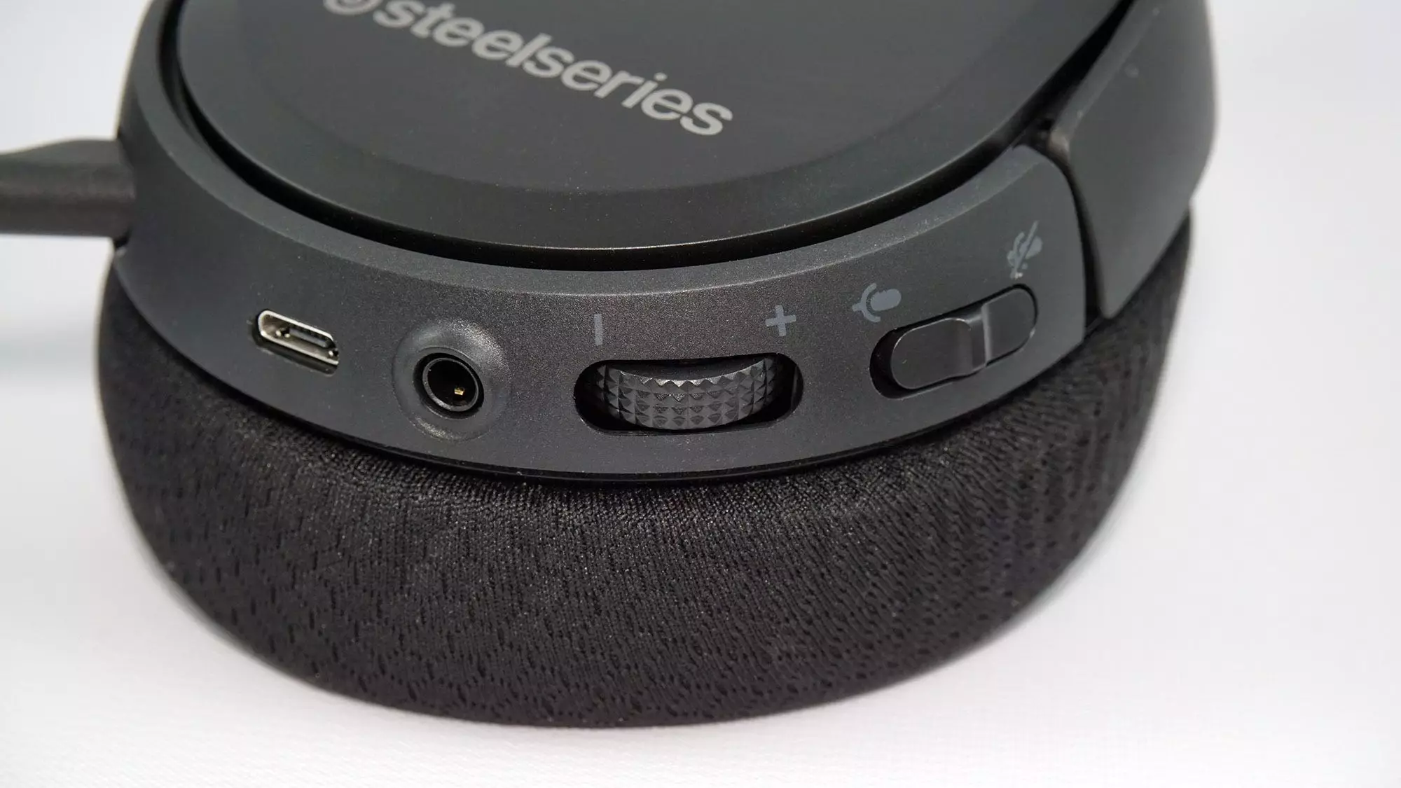 SteelSeries Arctis 1 Headset üzerindeki ses kontrolleri.