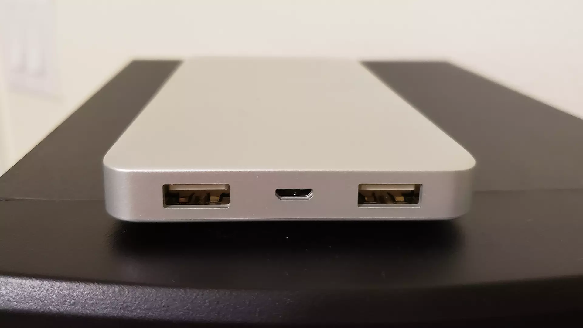 Οι θύρες USB A της Belkin Pocket Power και η θύρα Micro USB.