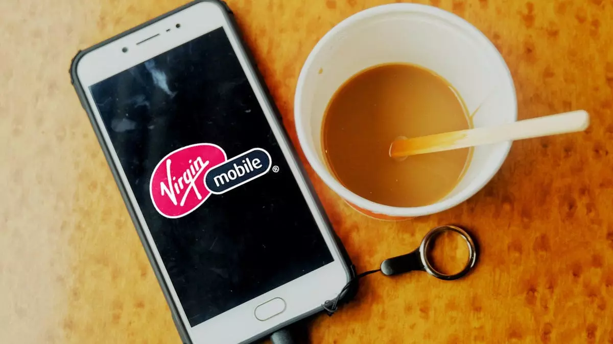 ကော်ဖီခွက်ဘေးတွင် တင်ထားသော Virgin Mobile လိုဂိုပါသော Samsung Galaxy ဖုန်း။