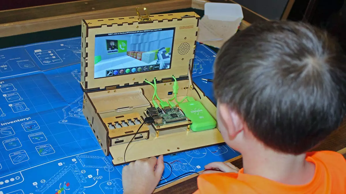 Seorang anak laki-laki bermain Minecraft pada kit Piper Computer.