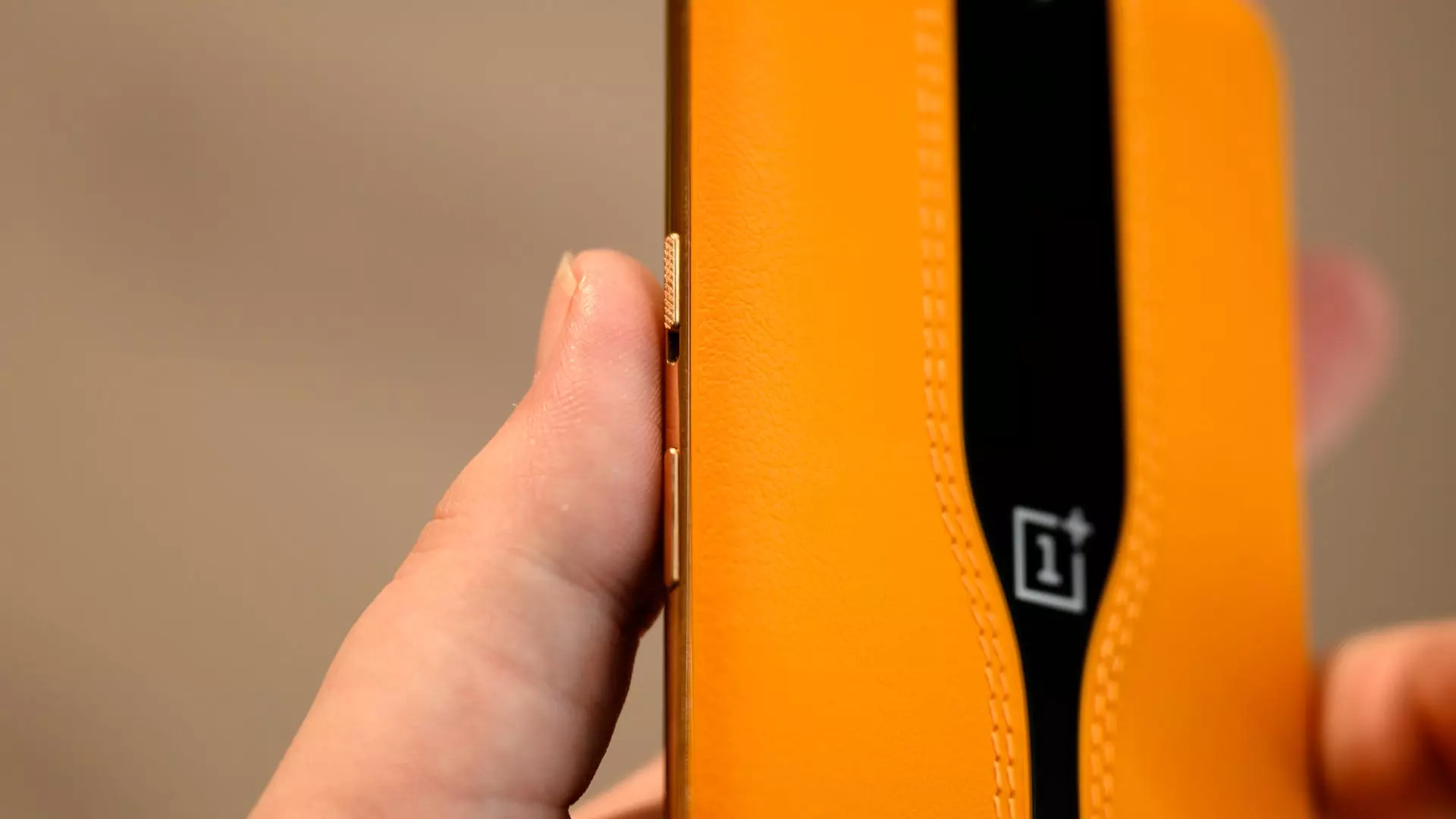 OnePlus тұжырымдамасы бір алтын жиегі мен түймелері