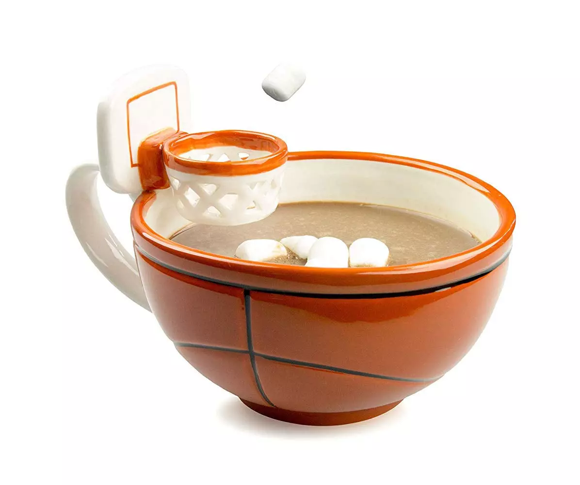 Ib cocoa mug nrog ceramic basketball hoop.
