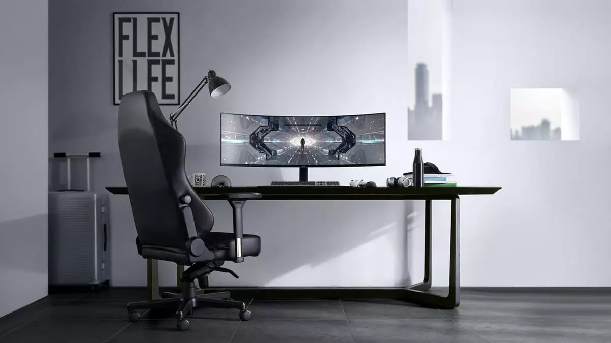Monitor Samsung Odyssey G9 pe un birou lângă un scaun de gaming