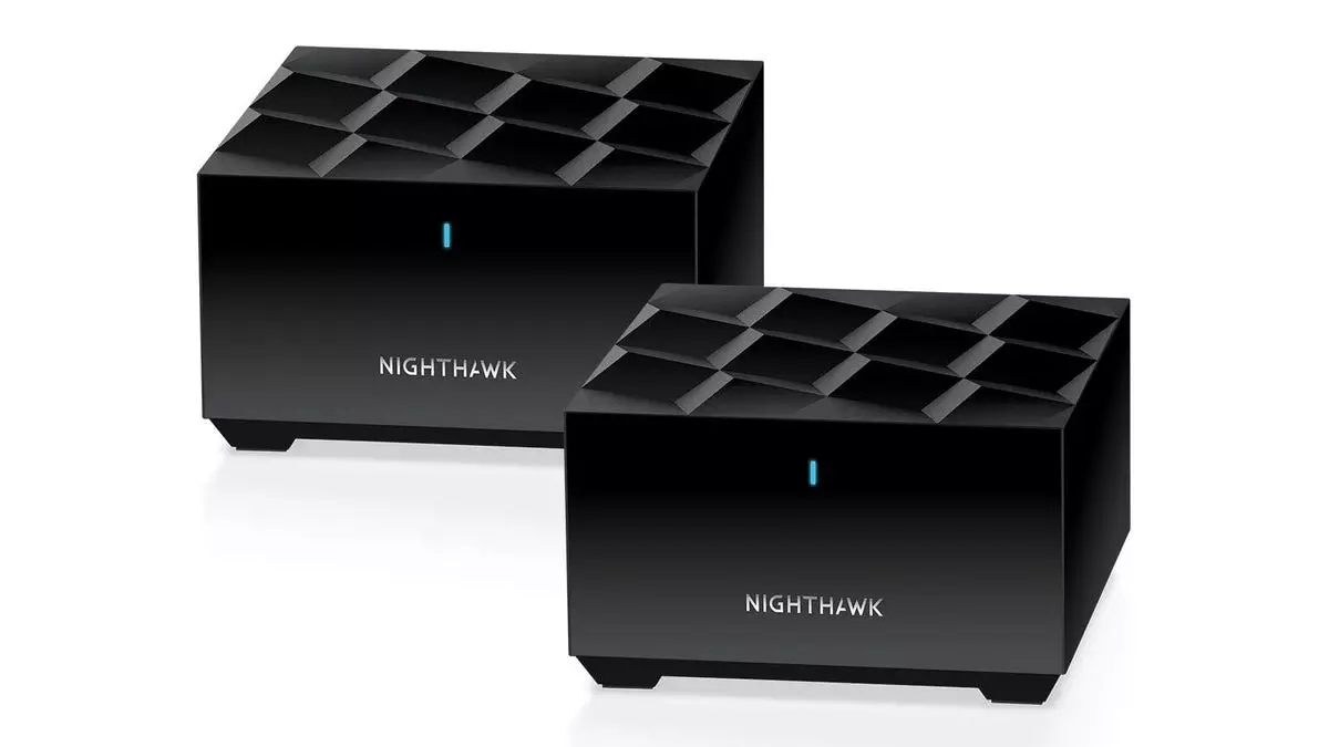 Dwa routery Netgear Nighhawk w kształcie sześcianu.